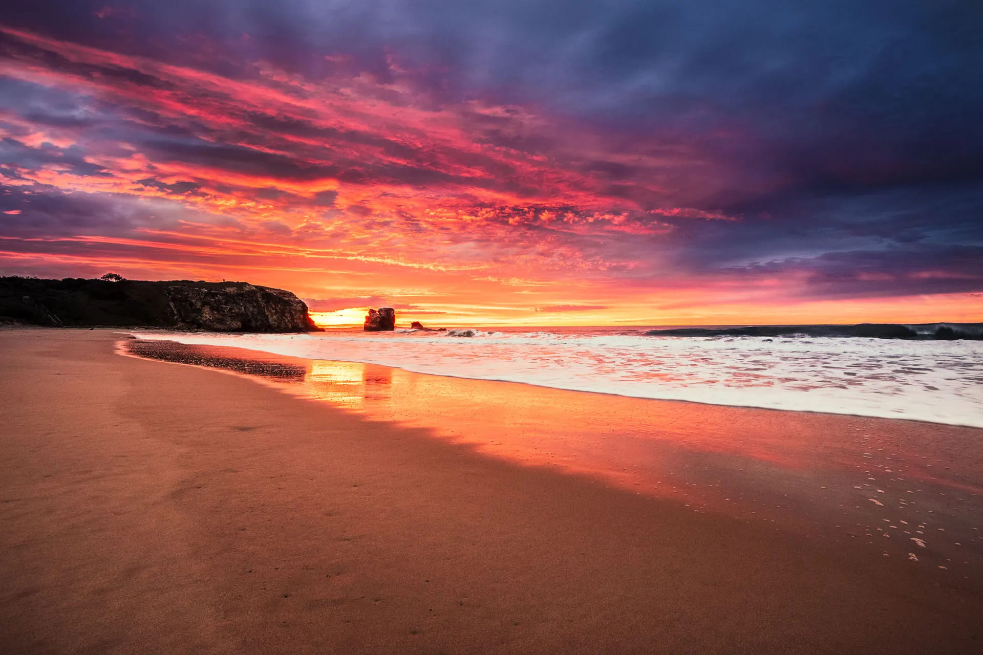 Explore Red Rocks Beach: A Coastal Gem for Beachcombing and Stunning ...